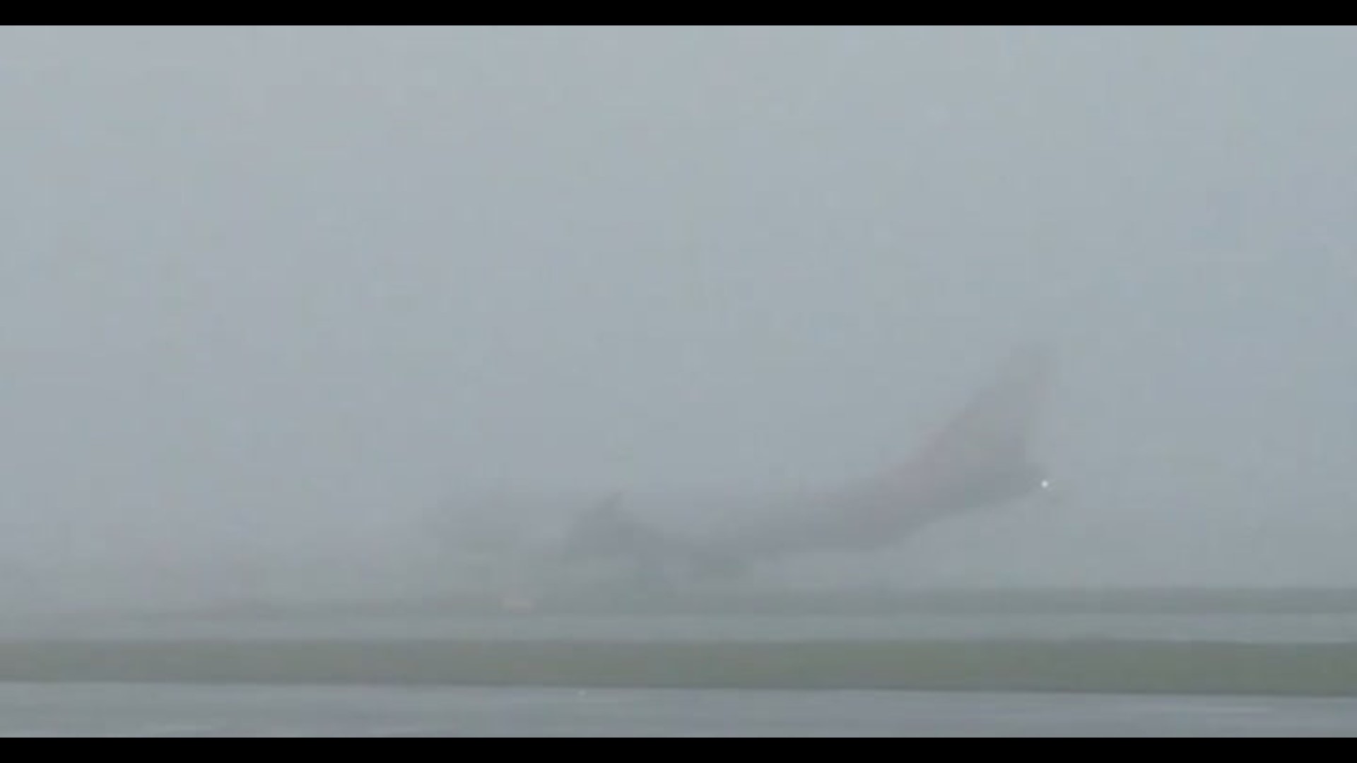 Airplane swallowed by fog before takeoff | king5.com