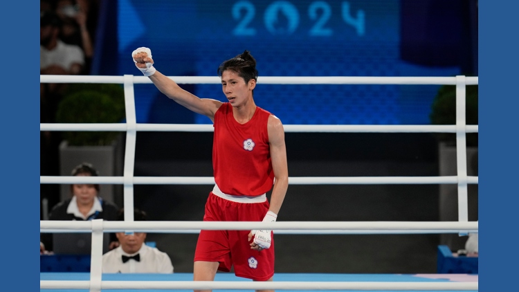 Olympic gold medalist boxer at center of gender controversy advances to ...