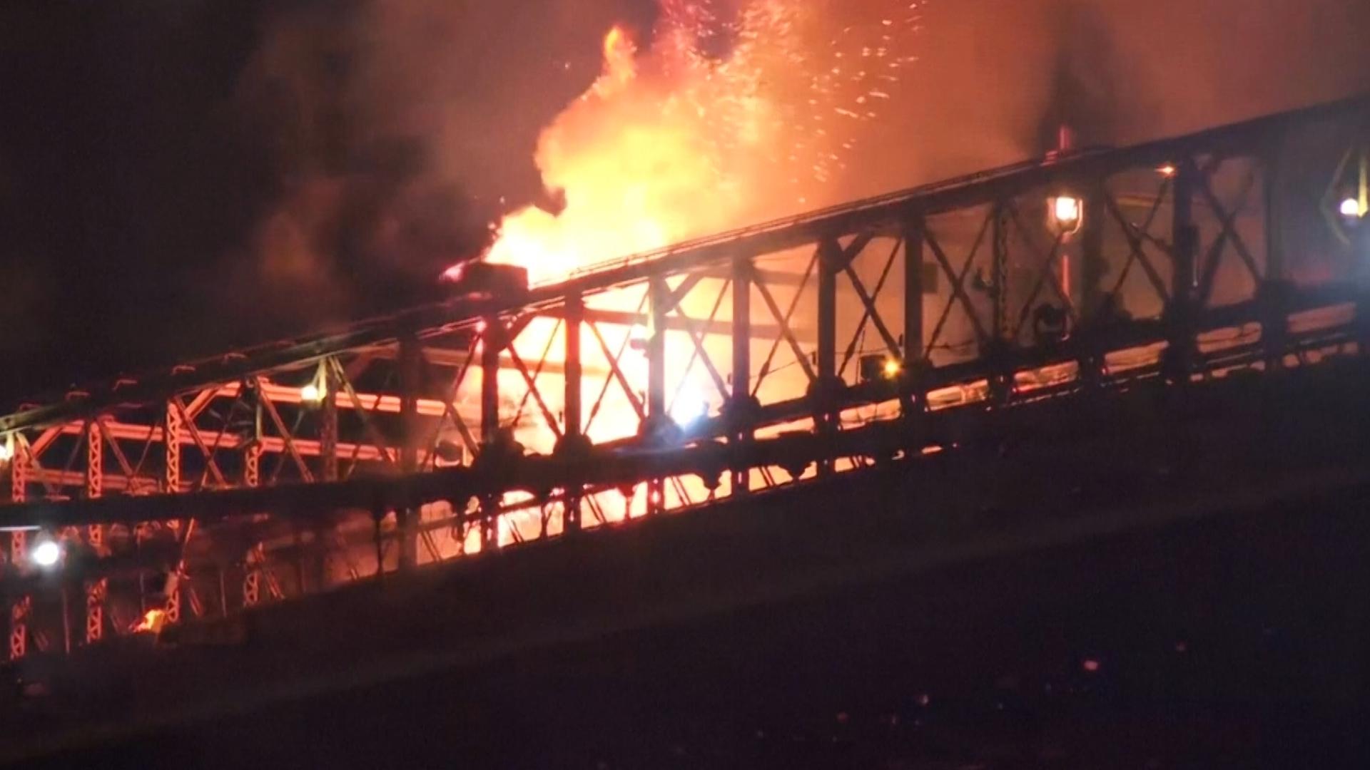 Fire breaks out on Brooklyn Bridge during New York's fireworks show ...