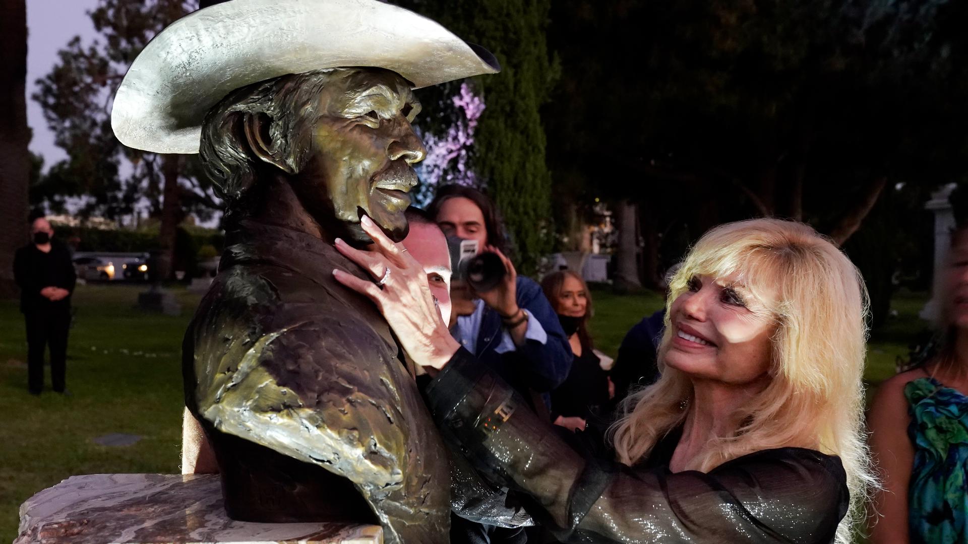 Loni Anderson, 'WKRP in Cincinnati' star and ex-wife of Burt Reynolds ...