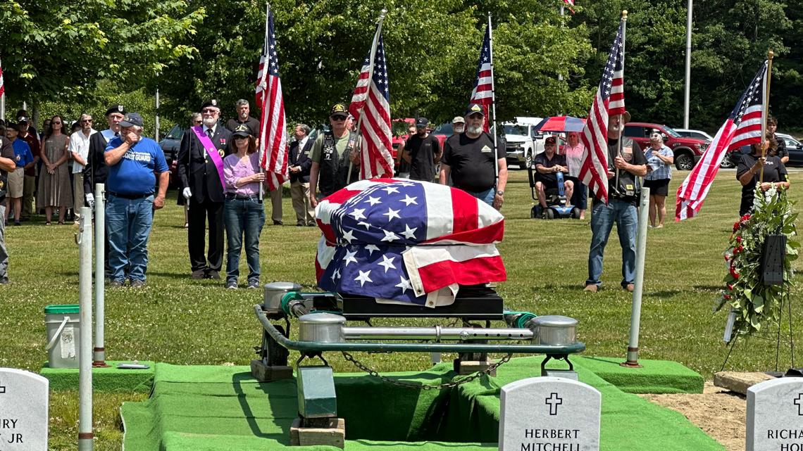 Hundreds of strangers attend funeral for US veteran | king5.com