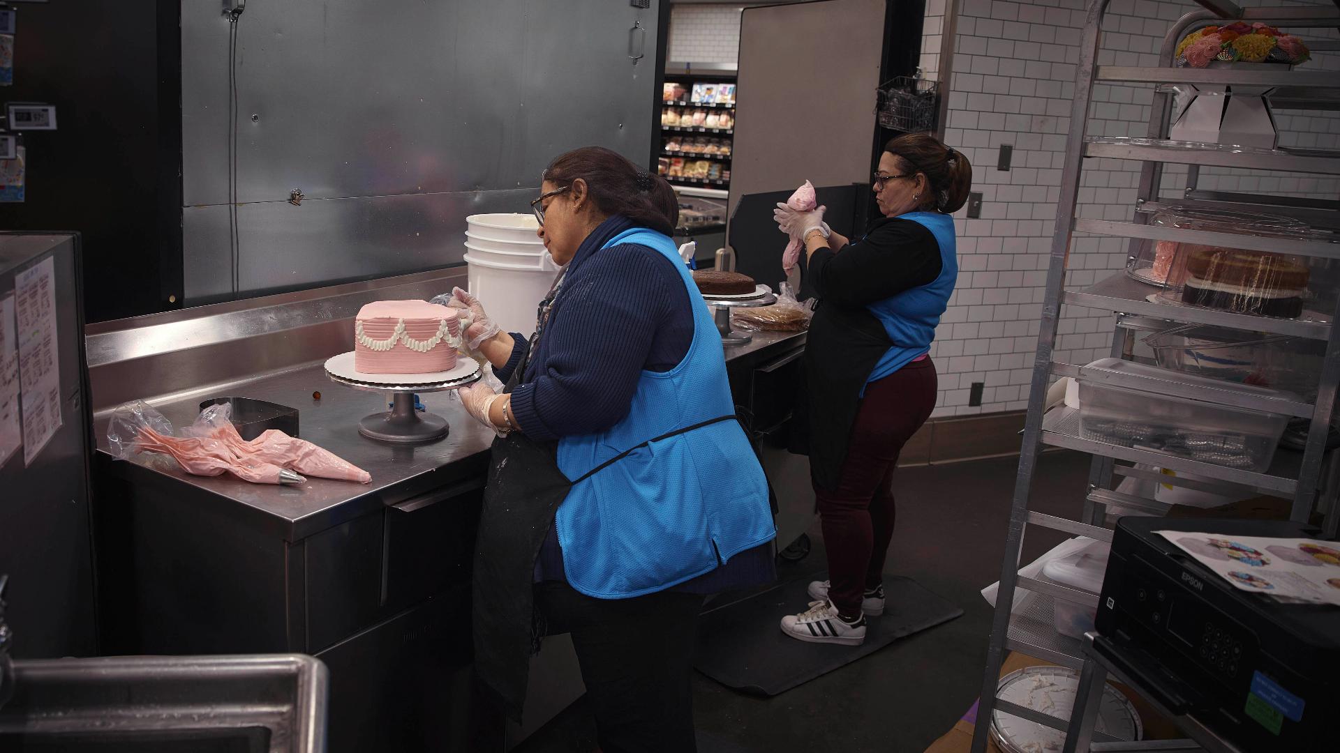Walmart's army of bakery decorators among highest hourly paid store ...