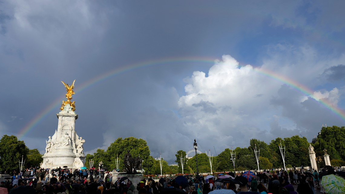 Double rainbow over Buckingham Palace as crowds mourn Queen | king5.com