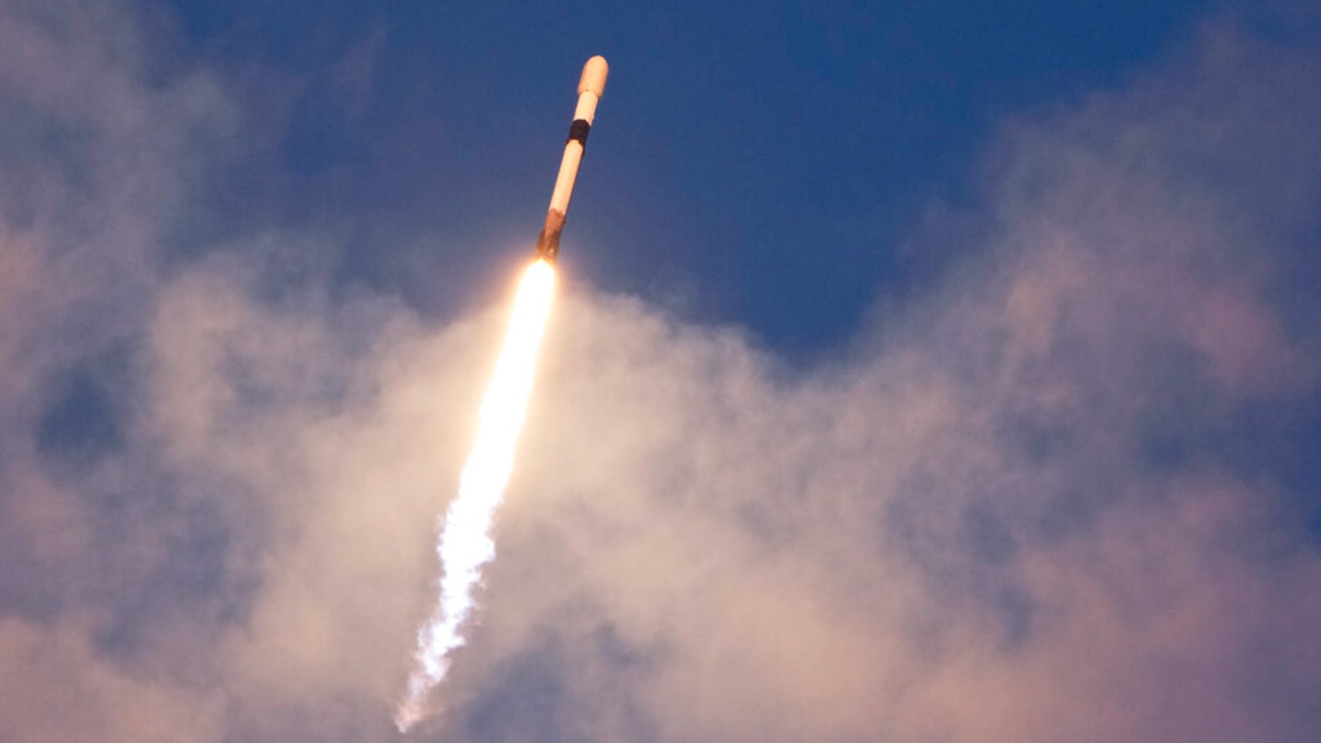 SpaceX launches 40 OneWeb satellites | king5.com