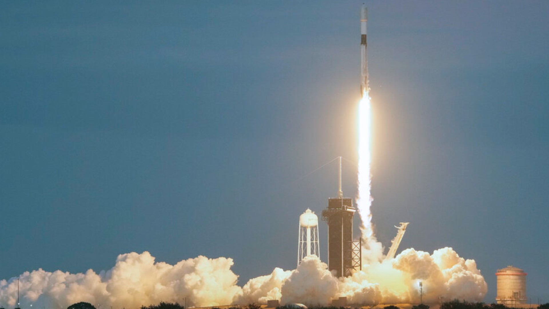 SpaceX launches 40 OneWeb satellites | king5.com