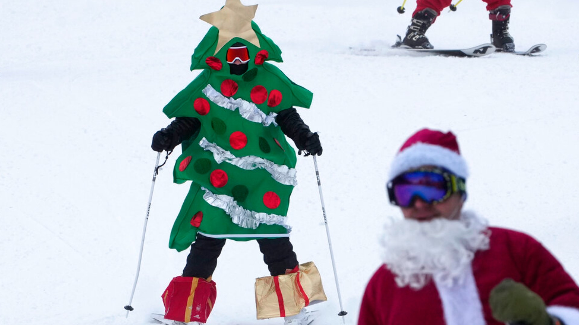 Skiing Santas raise money for charity at Sunday River Resort | king5.com