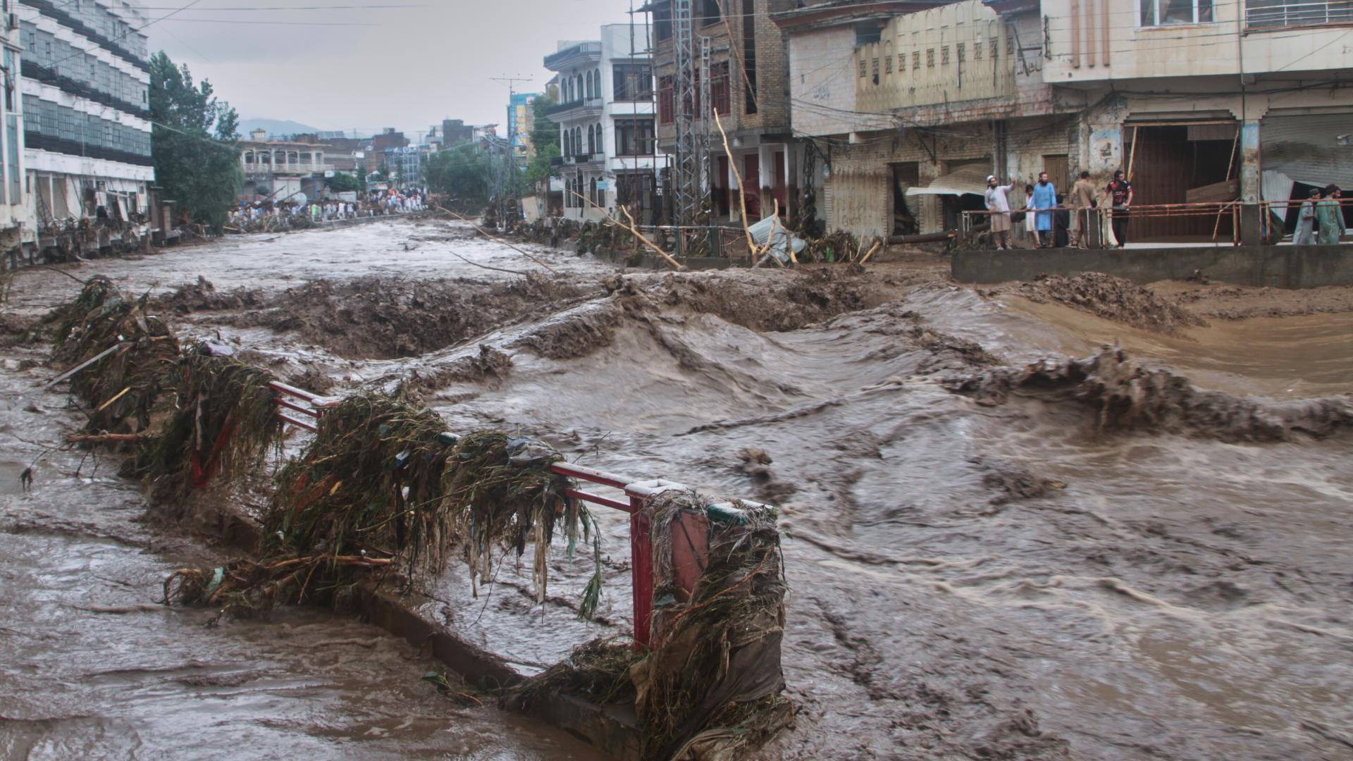 Flash floods in India, Pakistan leave hundreds dead | king5.com