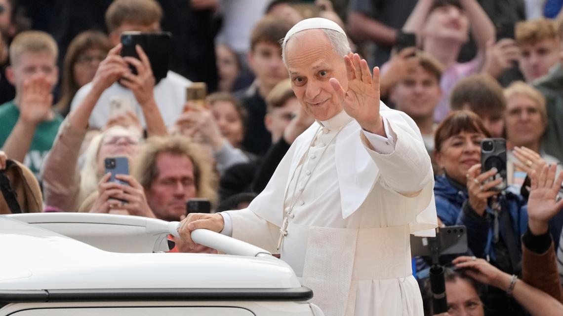 Pope Leo pokes fun at Chicago Cubs while at Vatican | king5.com