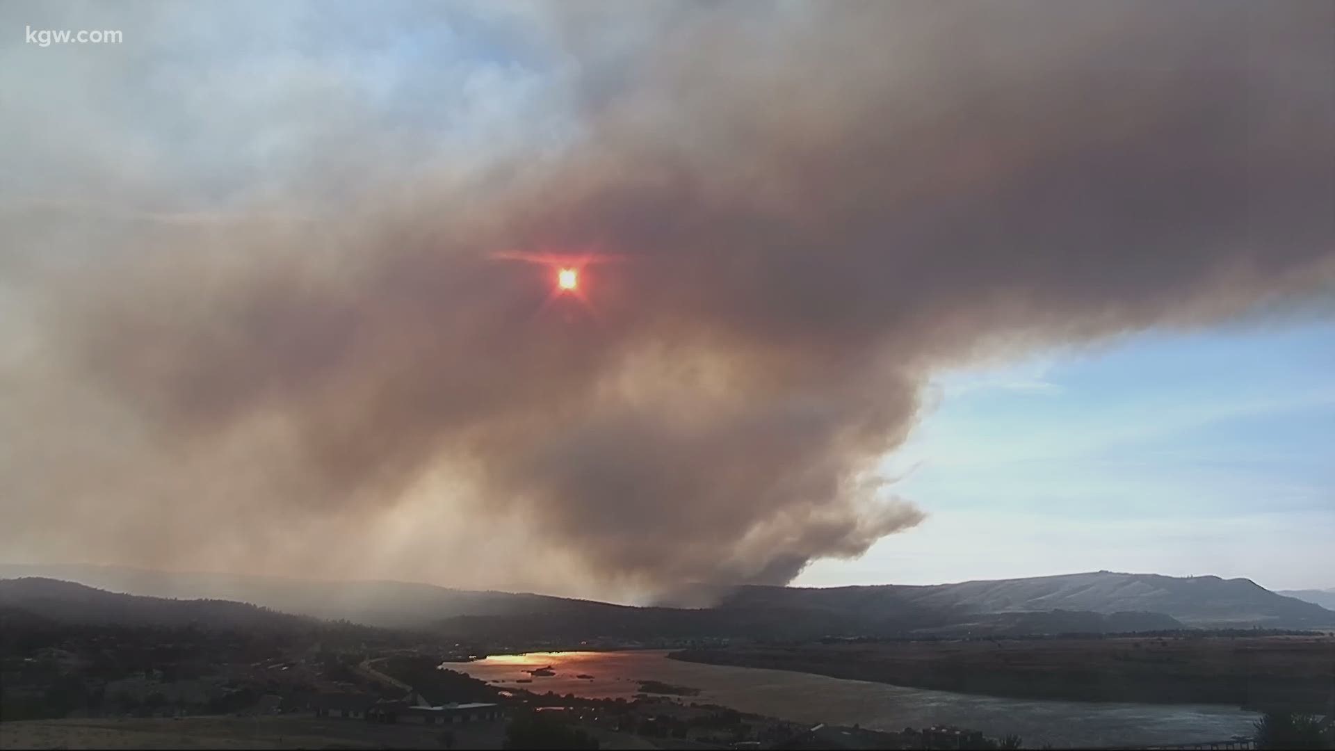 Wildfire burns in Oregon's Columbia River Gorge near Mosier | king5.com