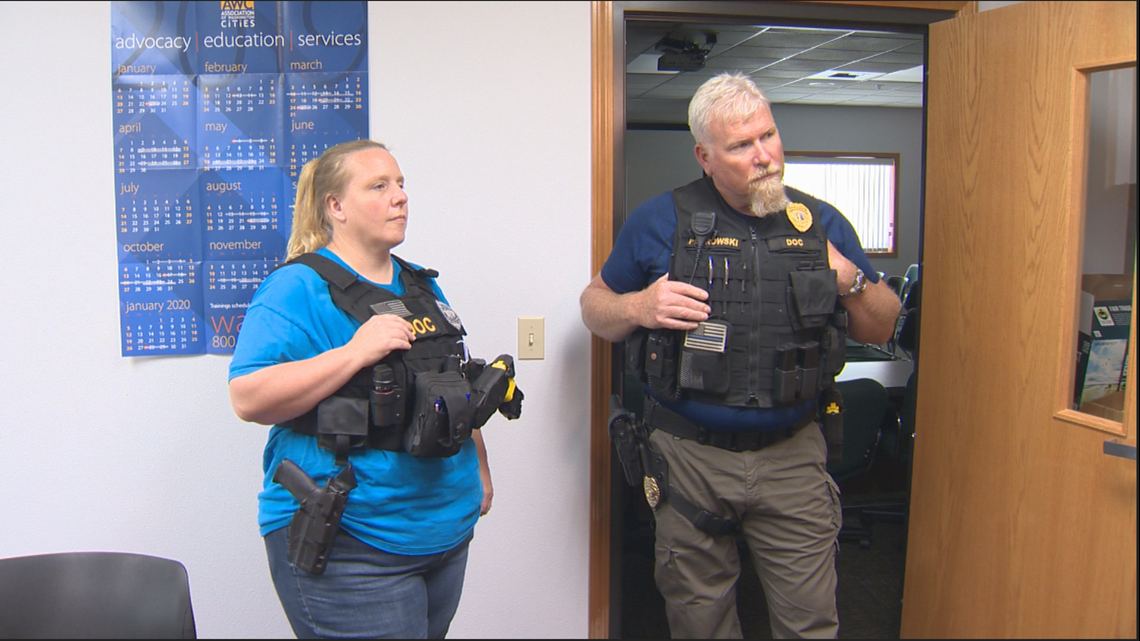 Two Washington probation officers save a woman's life with gummy bears ...
