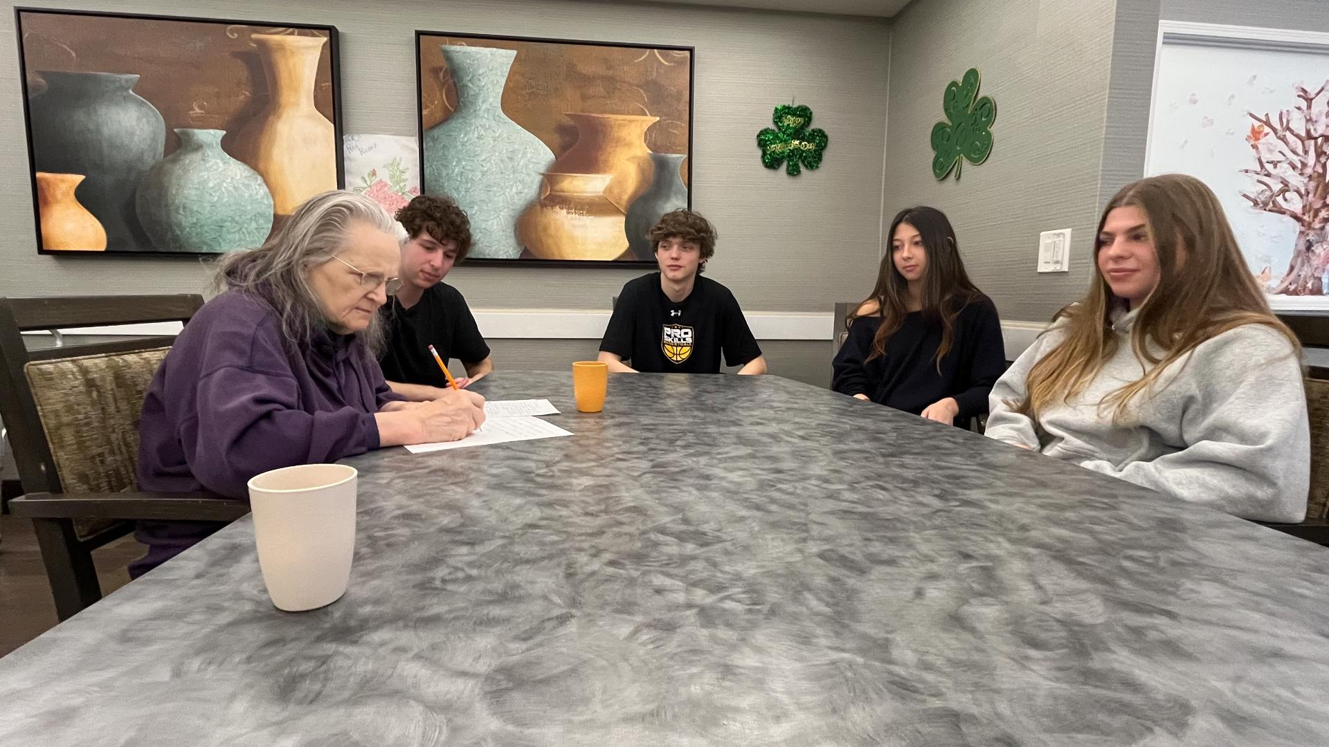 Lincoln High pen pal club connects students with seniors | king5.com