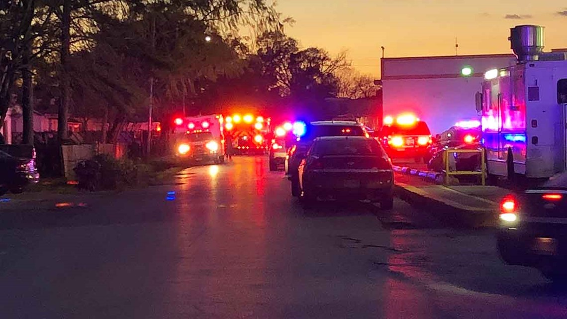 Four Houston police officers shot, two suspects dead | king5.com