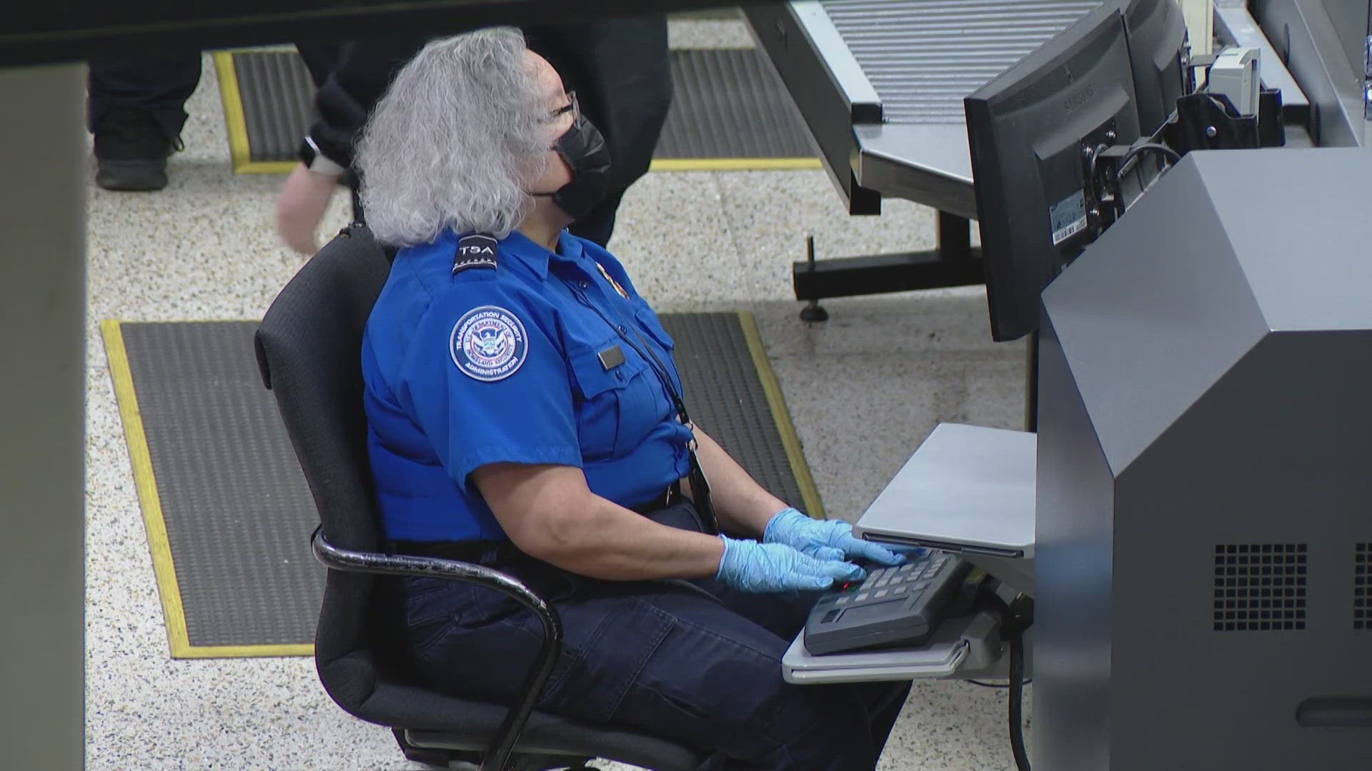 SEA Airport launches food pantry for unpaid TSA workers | king5.com