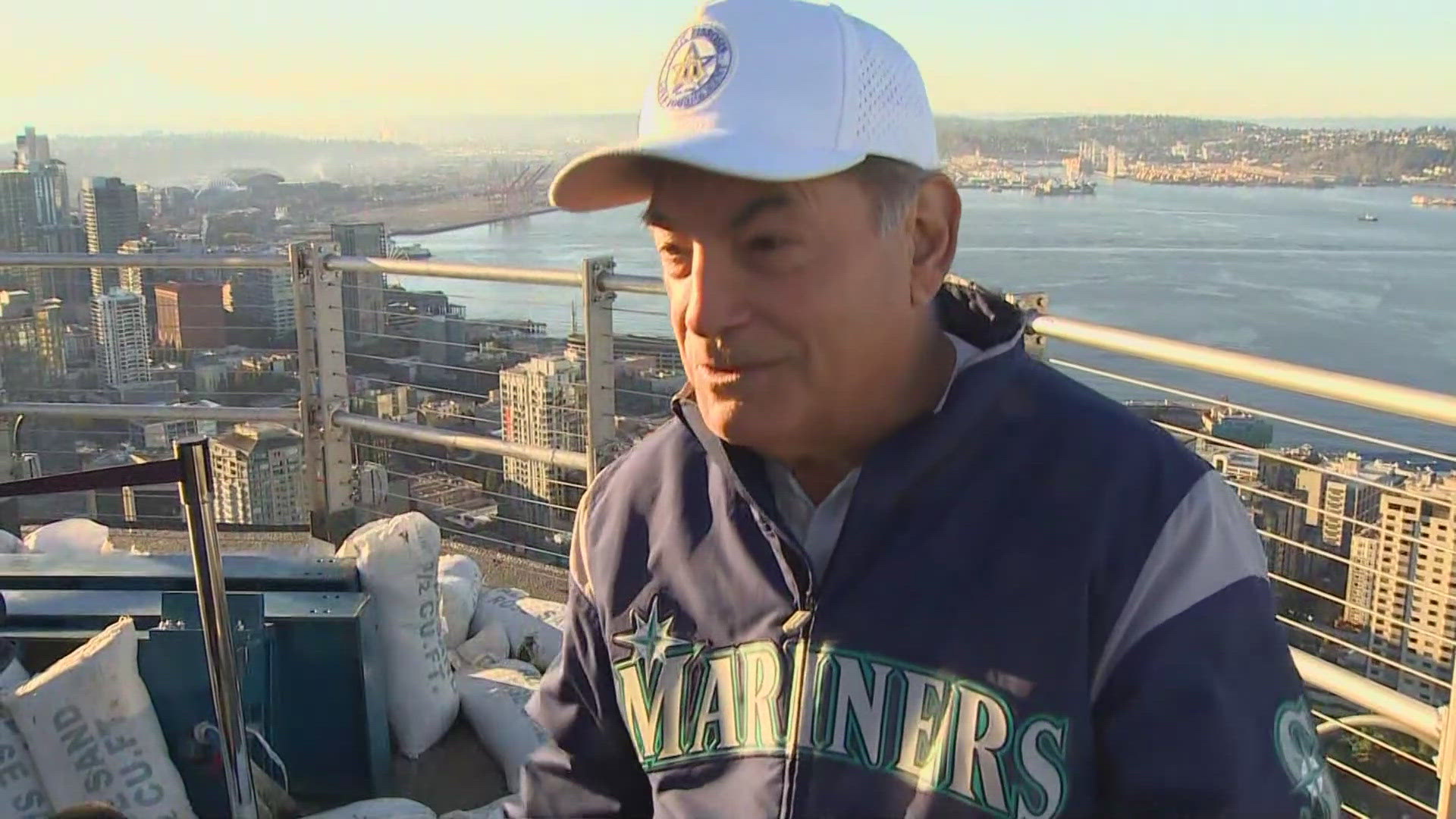 Mariners flag raised on top of Space Needle ahead of ALCS Game 3 ...