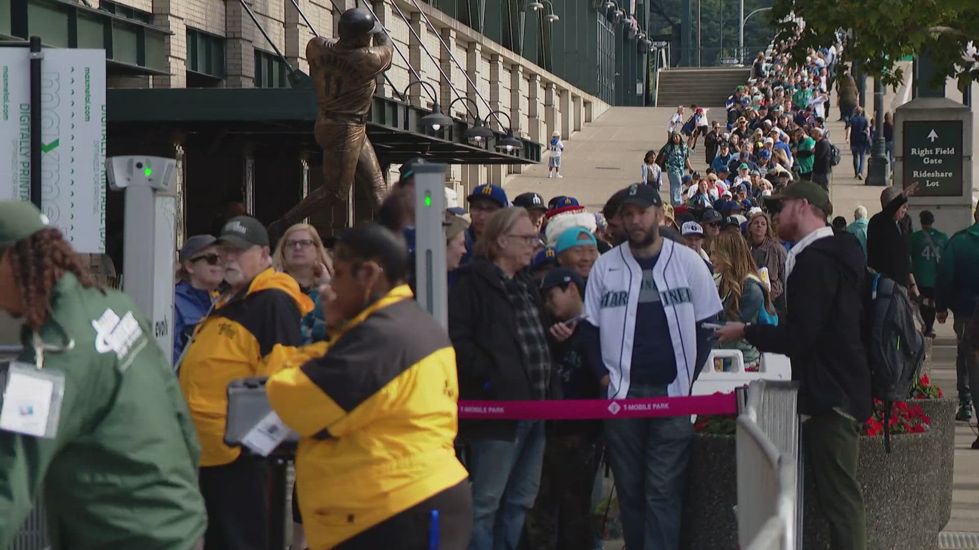 Seattle Mariners draw crowds for intrasquad scrimmage | king5.com