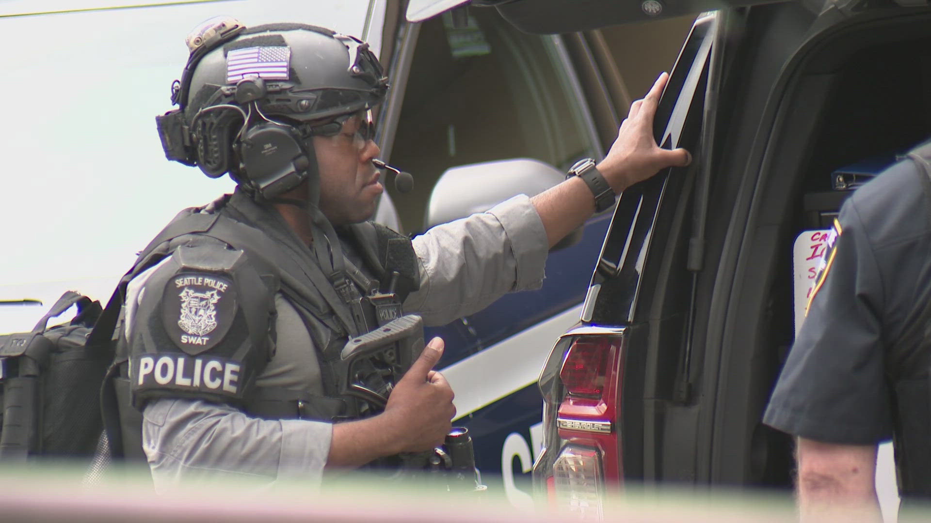 Seattle police arrest suspect after SWAT negotiation in Lake City ...