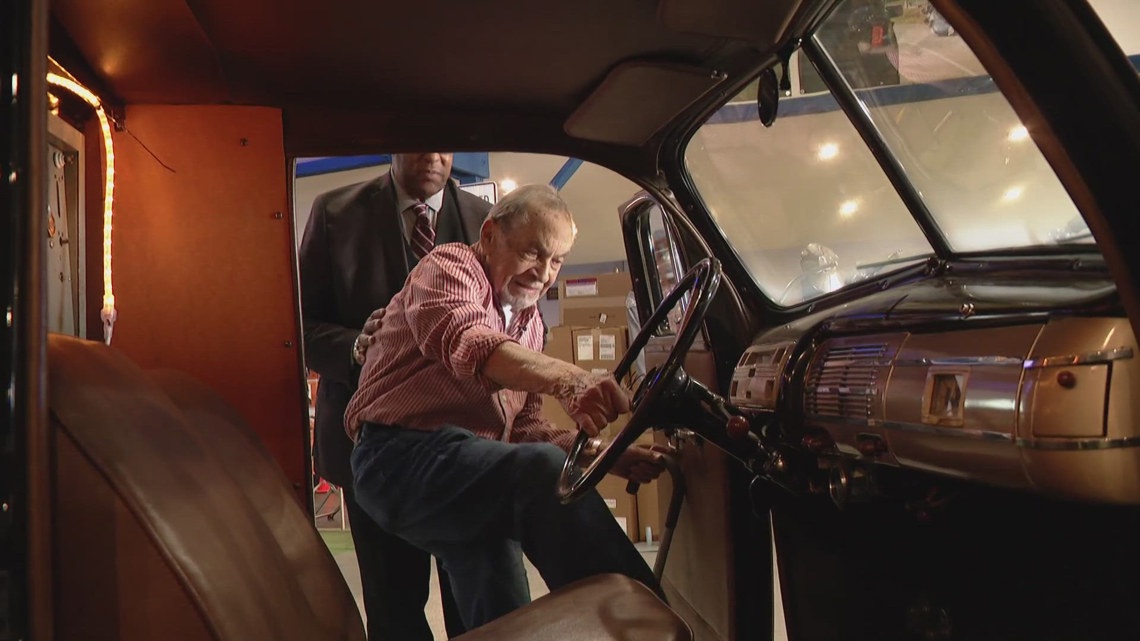 102-year-old retired Washington State Patrol trooper tours old police ...