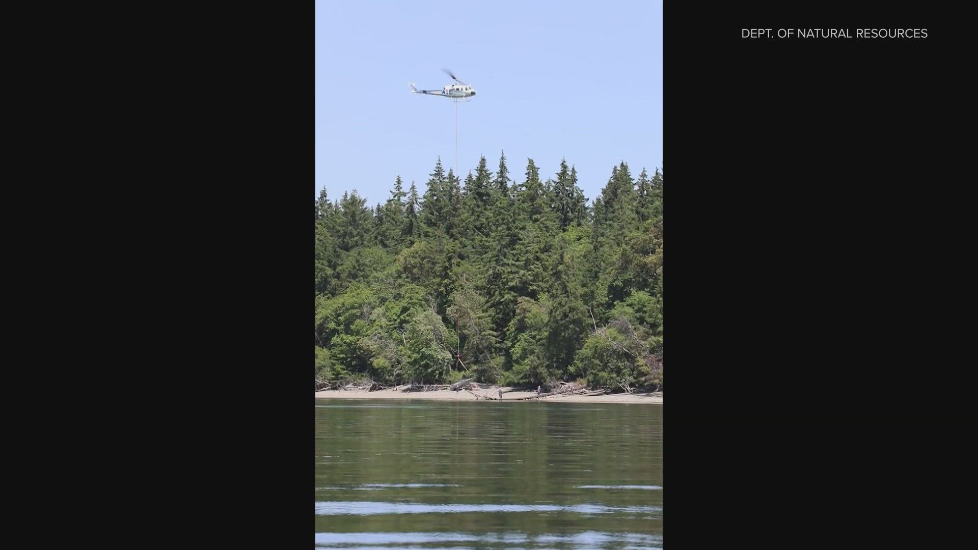 Firefighting helicopter hauls boats from Puget Sound | king5.com