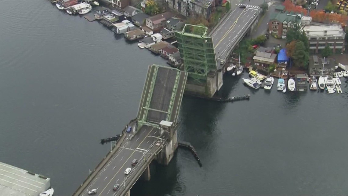 Seattle's University Bridge stuck upright for hours | king5.com