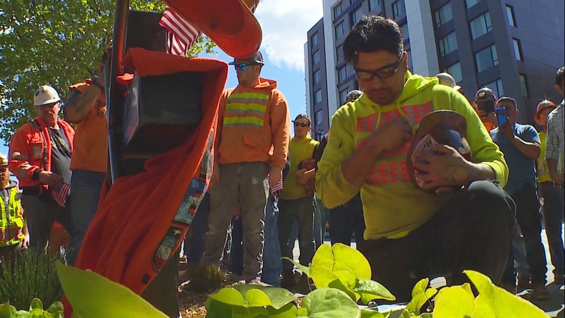 Seattle crane collapse victims honored by construction workers | king5.com