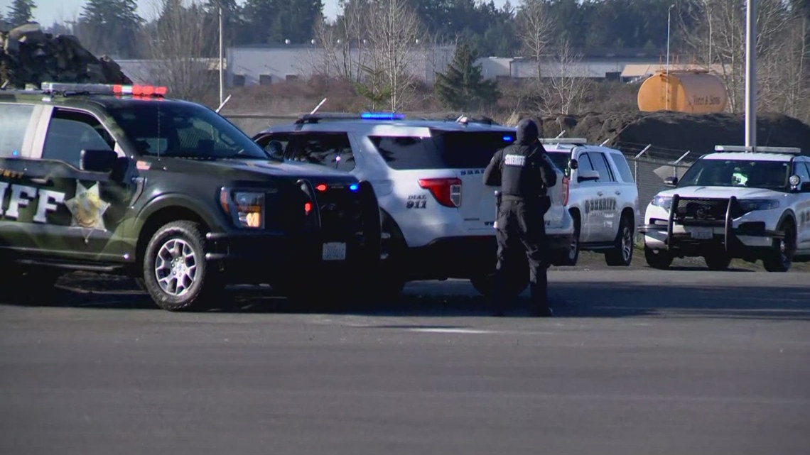 BREAKING: Police standoff and evacuations in Lakewood | king5.com