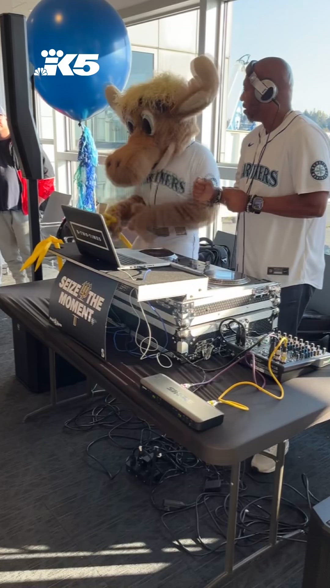 Excited fans boarding Mariner flight to Detroit | king5.com