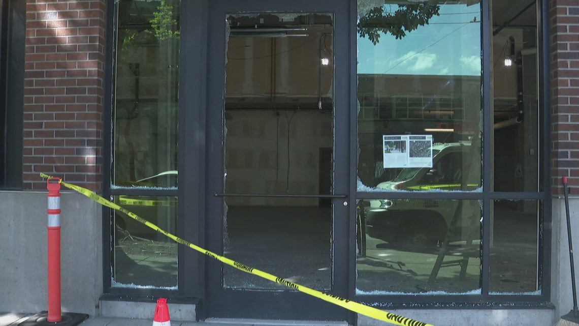Man arrested after shattering two dozen windows in Seattle | king5.com