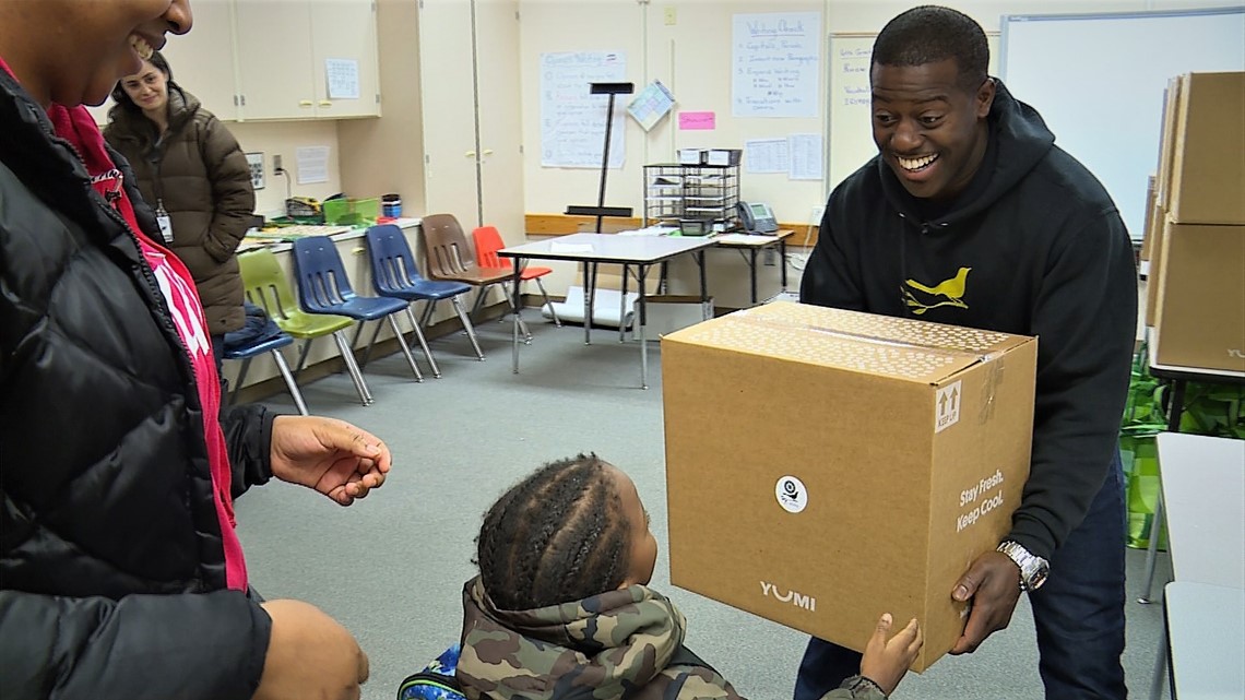 Seattle Chef Edouardo Jordan cooks Thanksgiving meals for families in ...