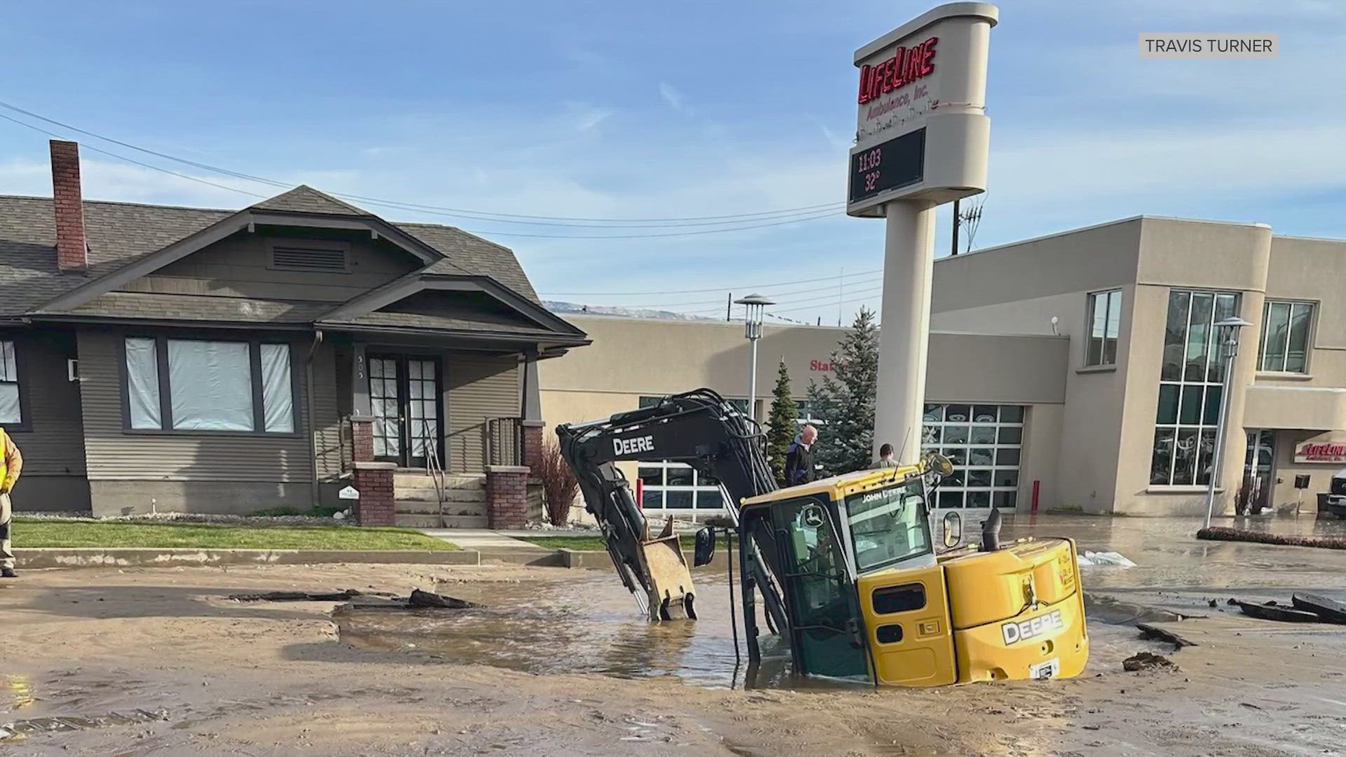 Crews repairing water main break in Wenatchee | king5.com