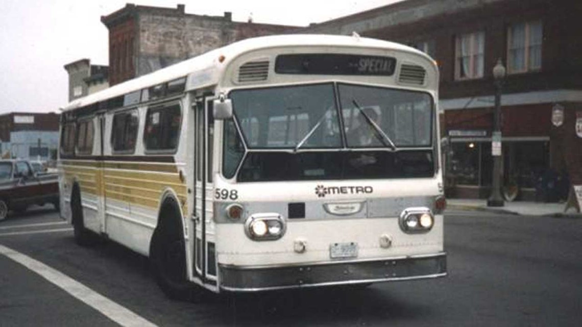 Metro embarks on fall foliage tour in vintage buses | king5.com