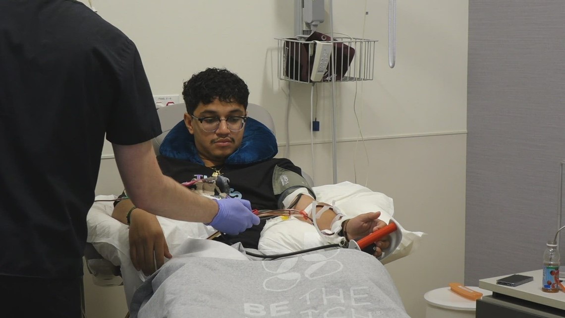 Man becomes 1,000th blood donor at Seattle Collection Center | king5.com