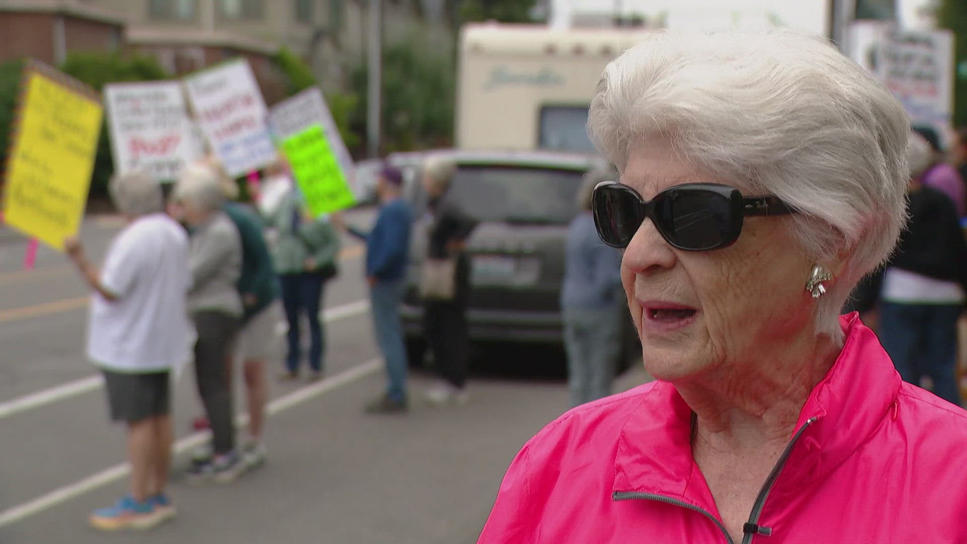 Former Seattle retirement home residents rally for reopening | king5.com