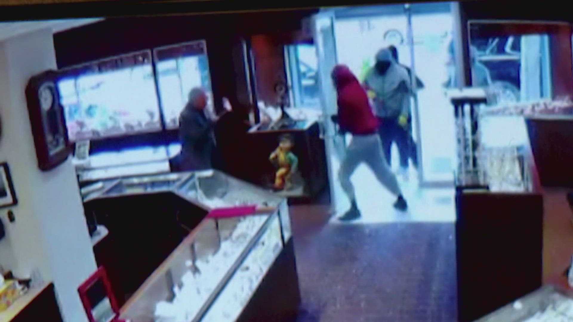Suspects nab $2 million of product in brazen West Seattle jewelry store ...