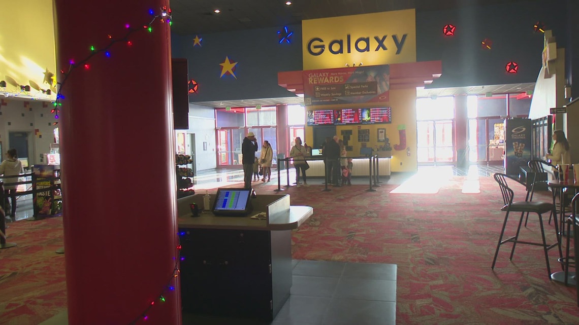 Monroe Theater lifts spirits for flood victims | king5.com