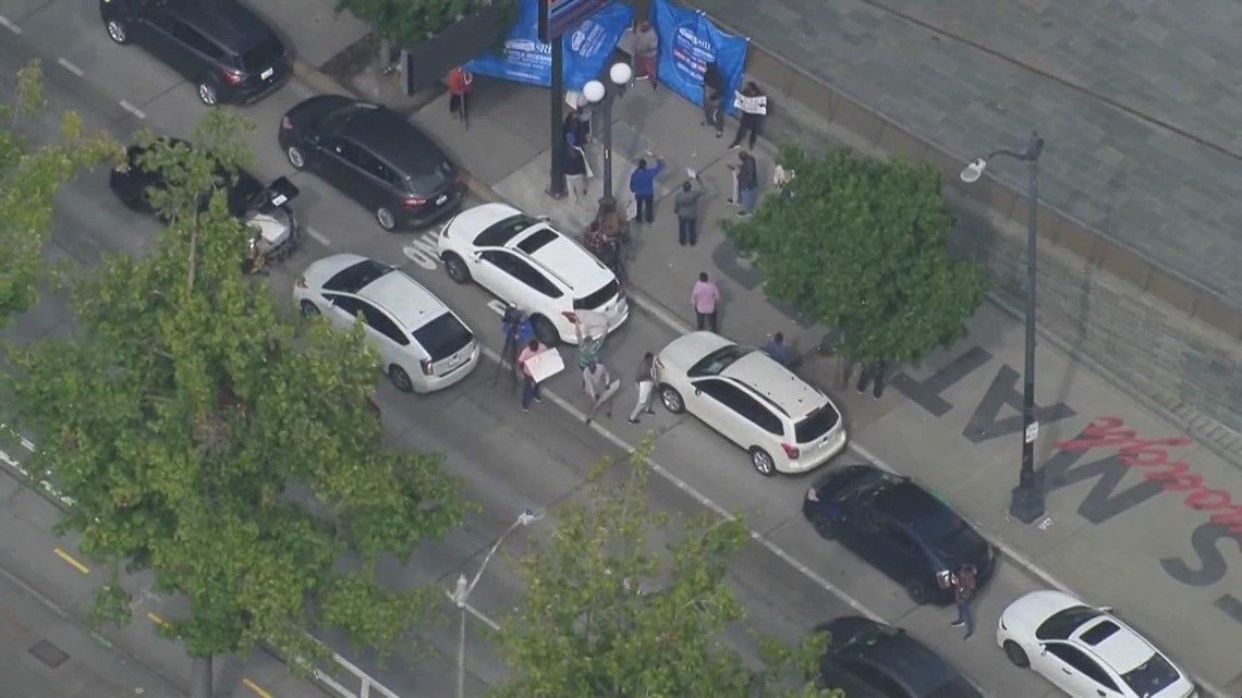 Rideshare drivers demonstrate at city hall | king5.com