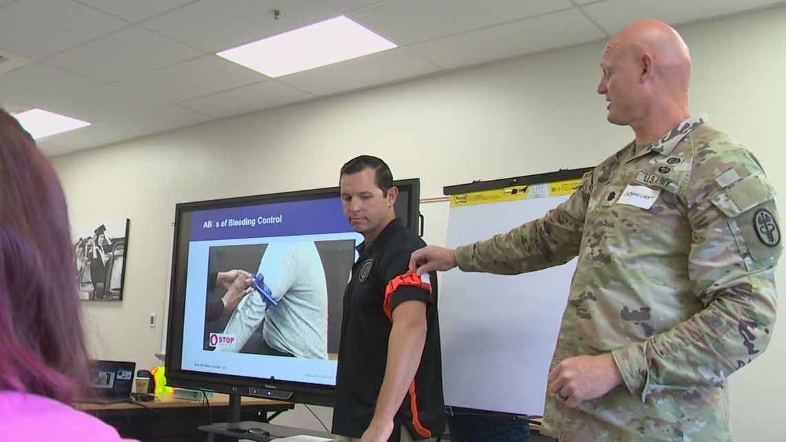 Army combat surgeon offers trauma training to school district | king5.com