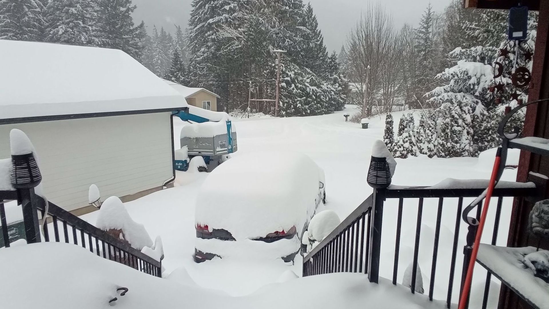 PHOTOS: Snow falls across western Washington on Christmas weekend 2021 ...
