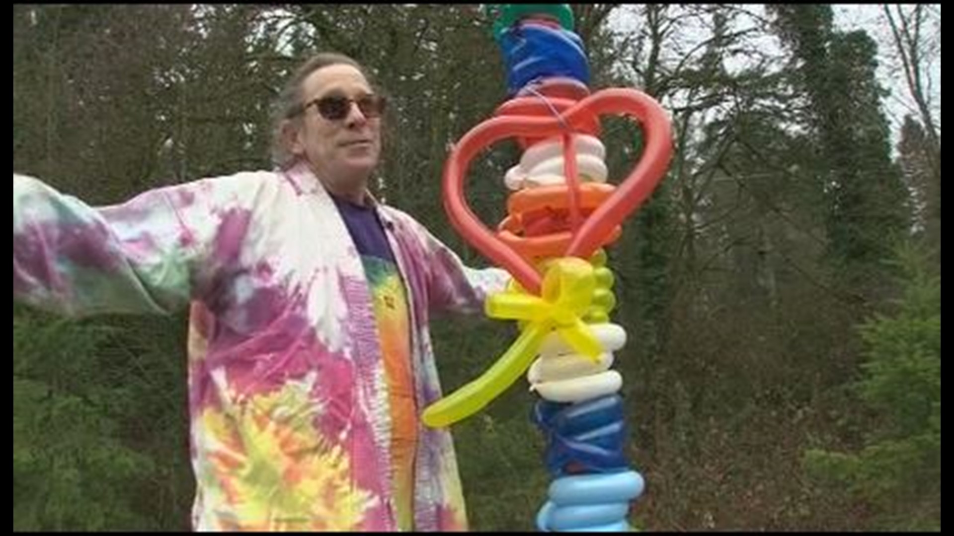 Bainbridge Island's balloon man looks to make life happier | king5.com