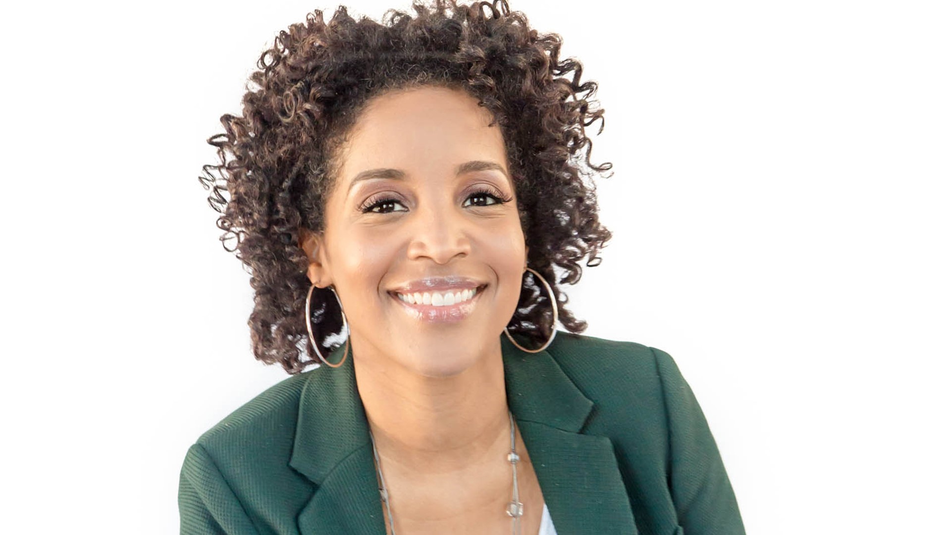 Angela Poe Russell honored as 2019 Gracie Award winner | king5.com