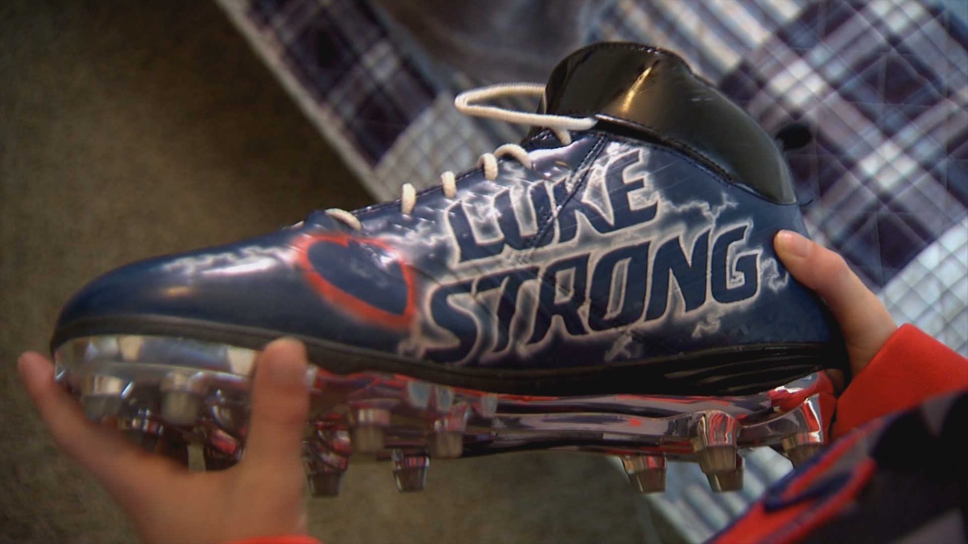 Seattle Children's patient designed cleats for Seahawks Austin Davis ...