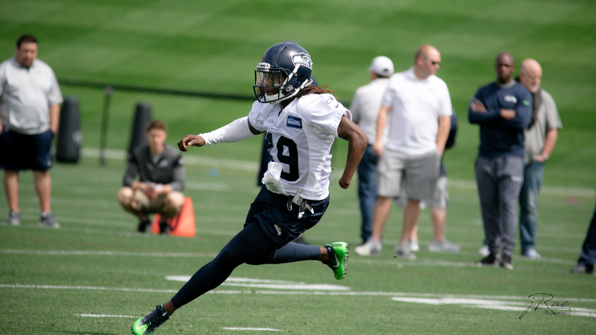 One-handed Seahawks rookie Shaquem Griffin tests new Xbox game ...