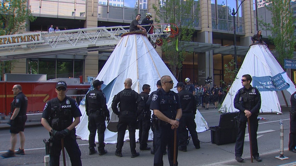 14 arrested after Chase Bank protesters block Seattle streets | king5.com