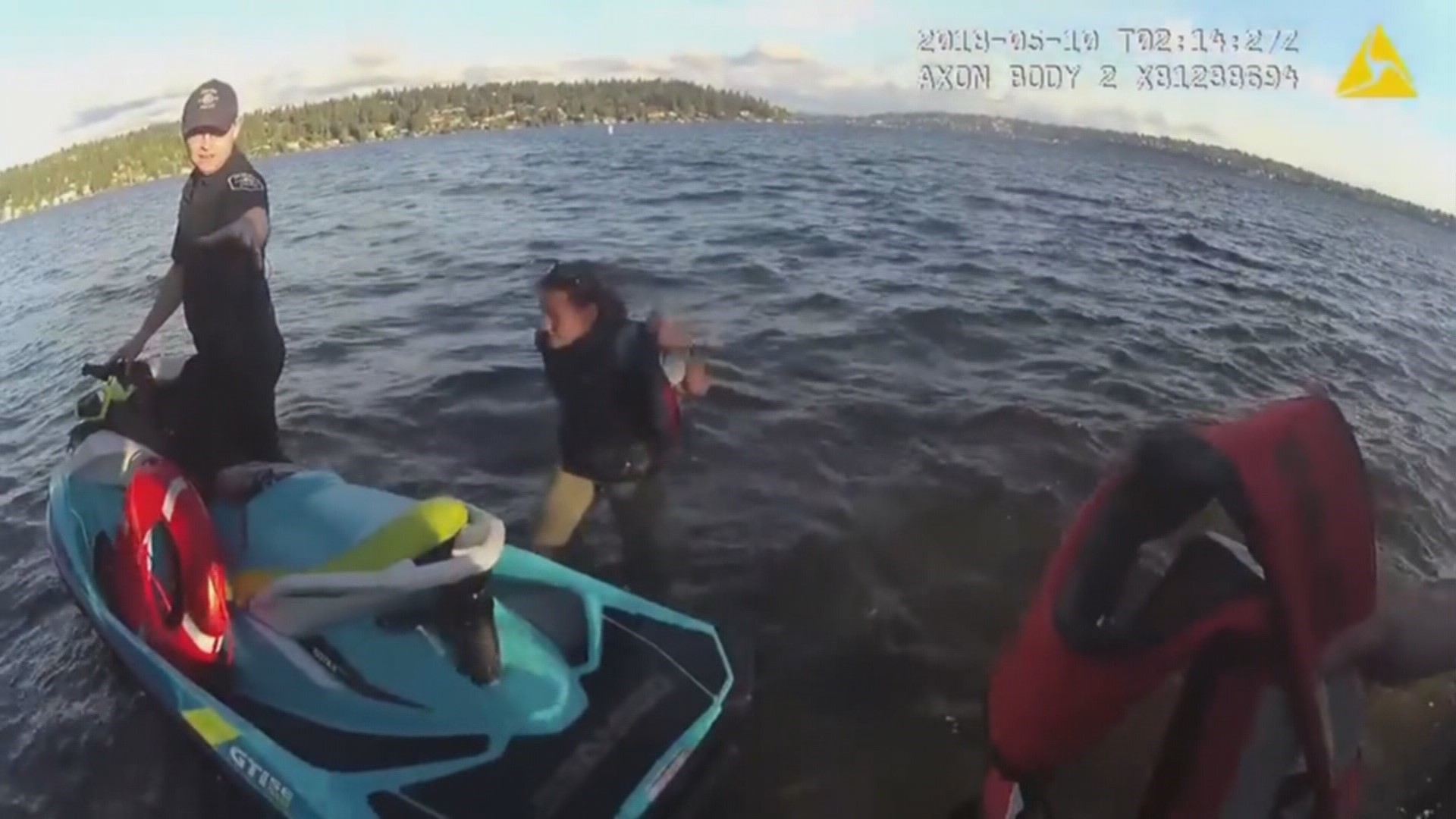 WATCH: Seattle Police ‘commandeer’ jet ski to rescue kayakers | king5.com