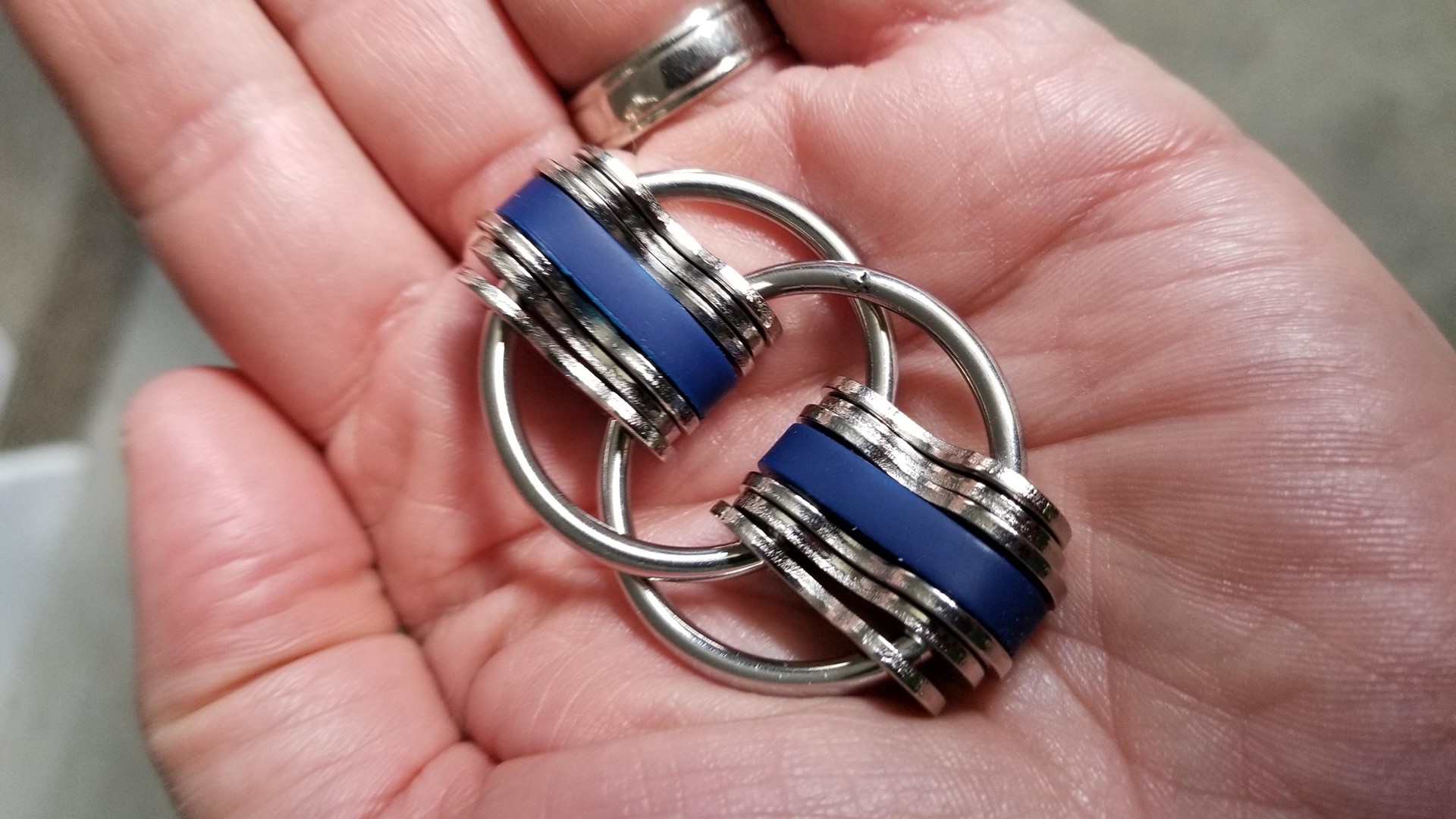 Mercer Island inventor's fidget gadget is changing lives | king5.com