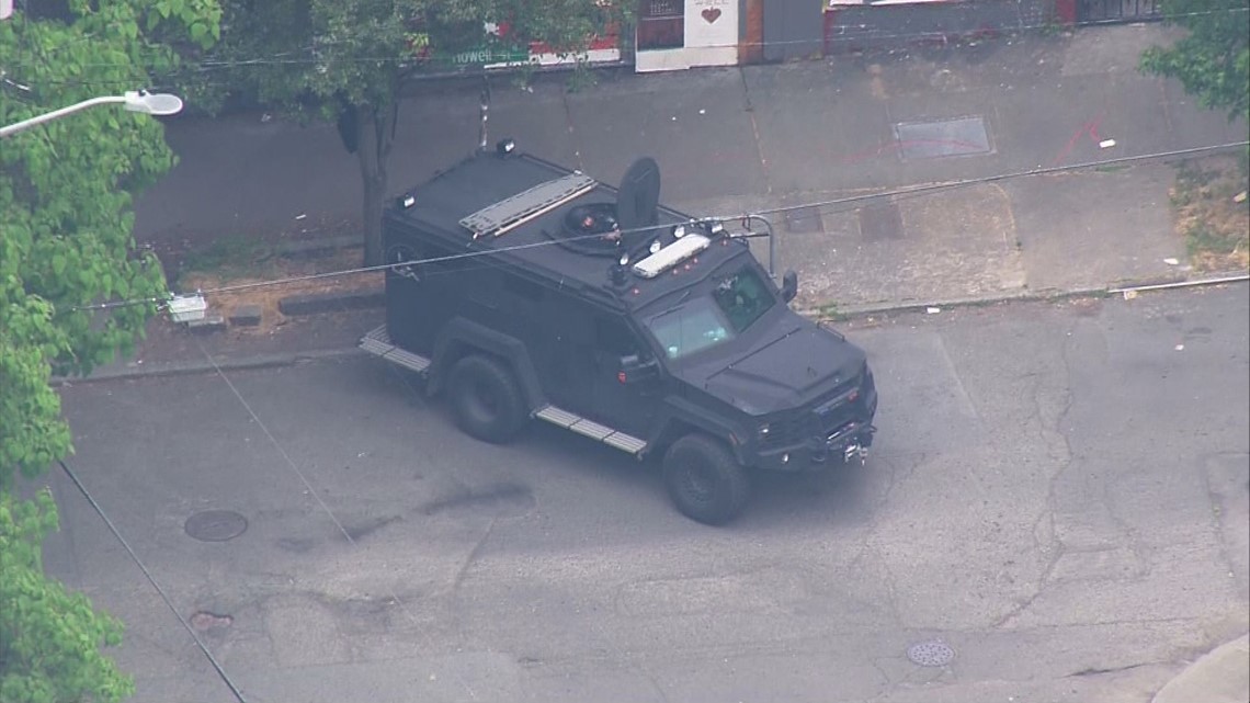 Seattle police end 13-hour standoff with sheriff's deputy | king5.com