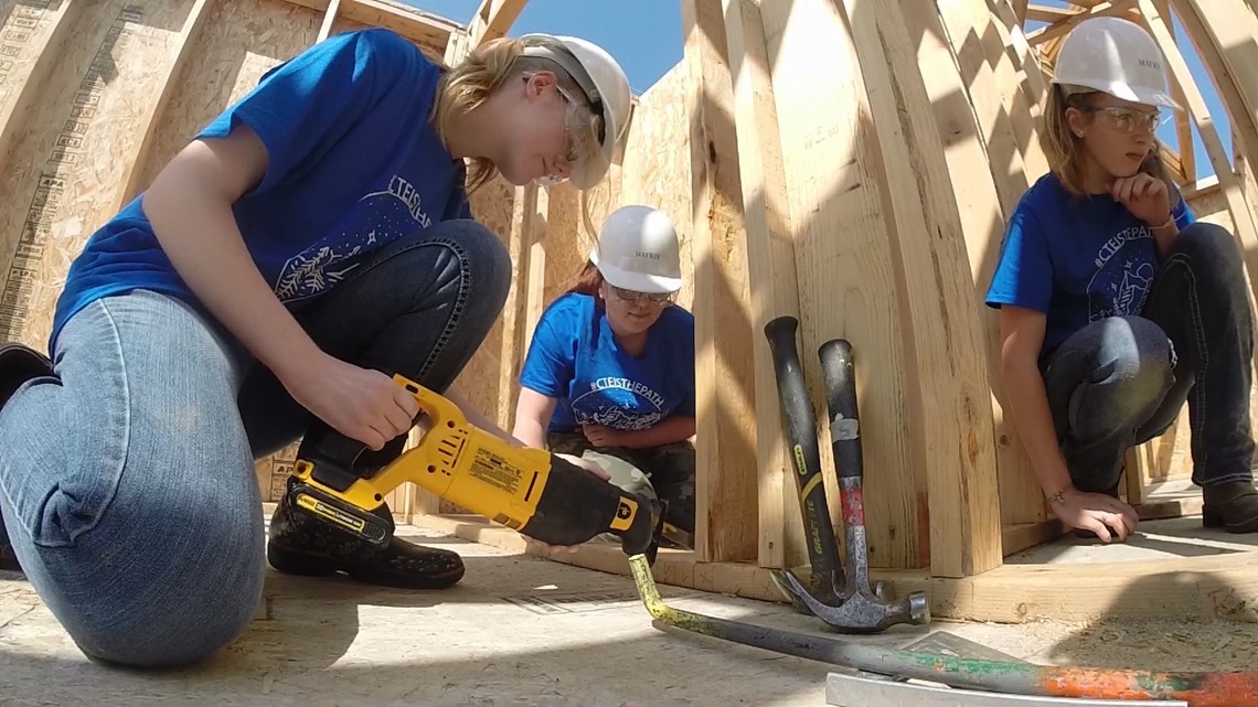 Young women strengthen STEM skills by building Skagit homes | king5.com