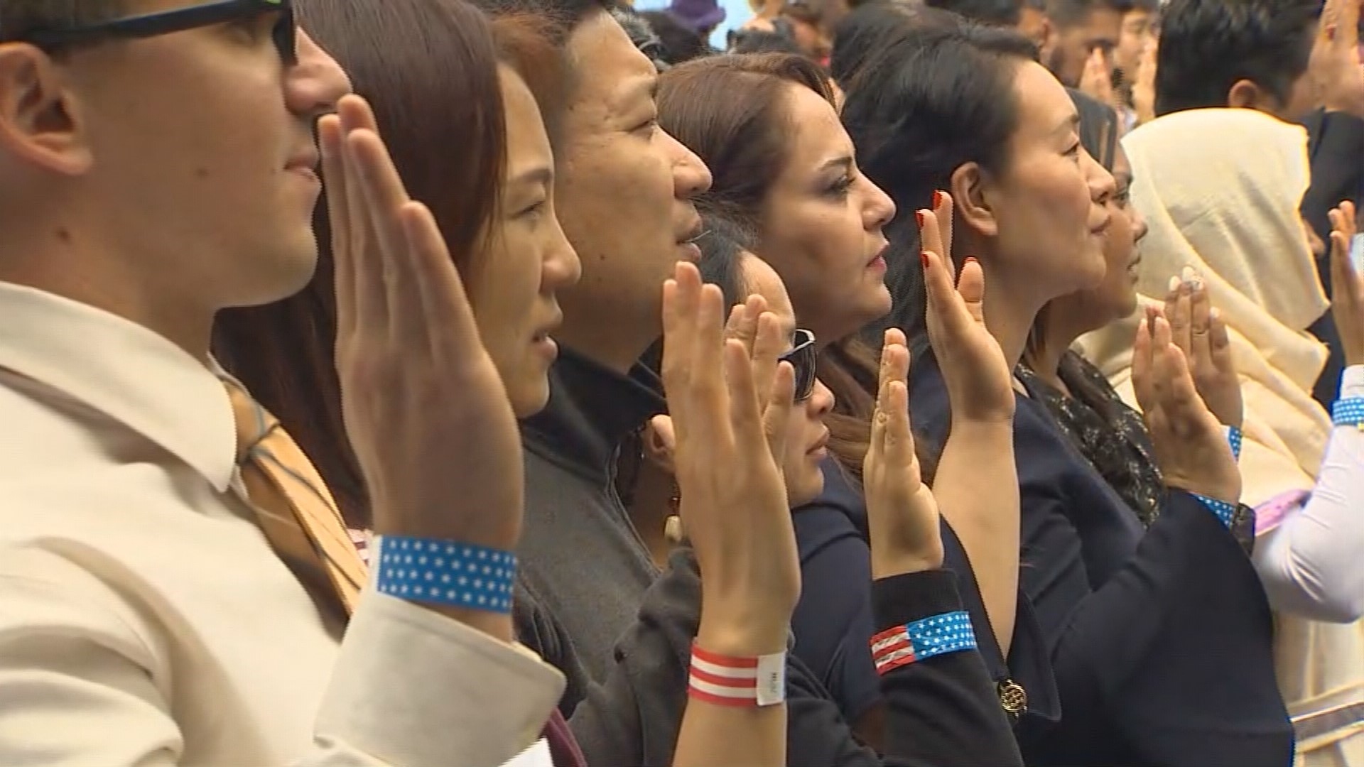 Hundreds become US citizens at Seattle naturalization ceremony | king5.com