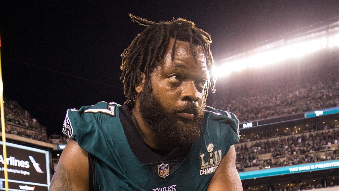 Former Seahawk Michael Bennett sits before end of national anthem ...