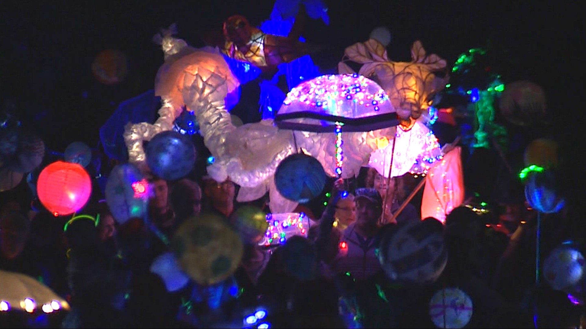 Greenlake welcomes Fall by lighting up the night with Luminata | king5.com