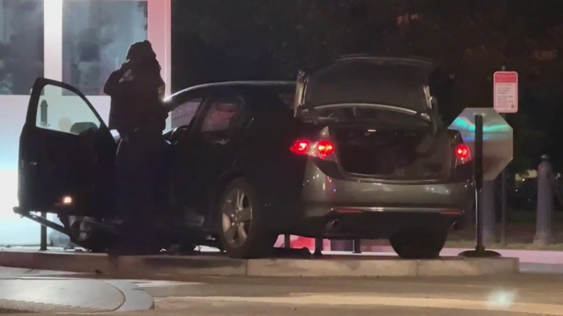 Person crashes car into checkpoint at the White House | king5.com